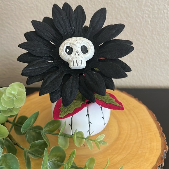 Hyde & EEK! | Holiday | Nwt Halloween Hyde And Eek Faux Creepy Plant ...